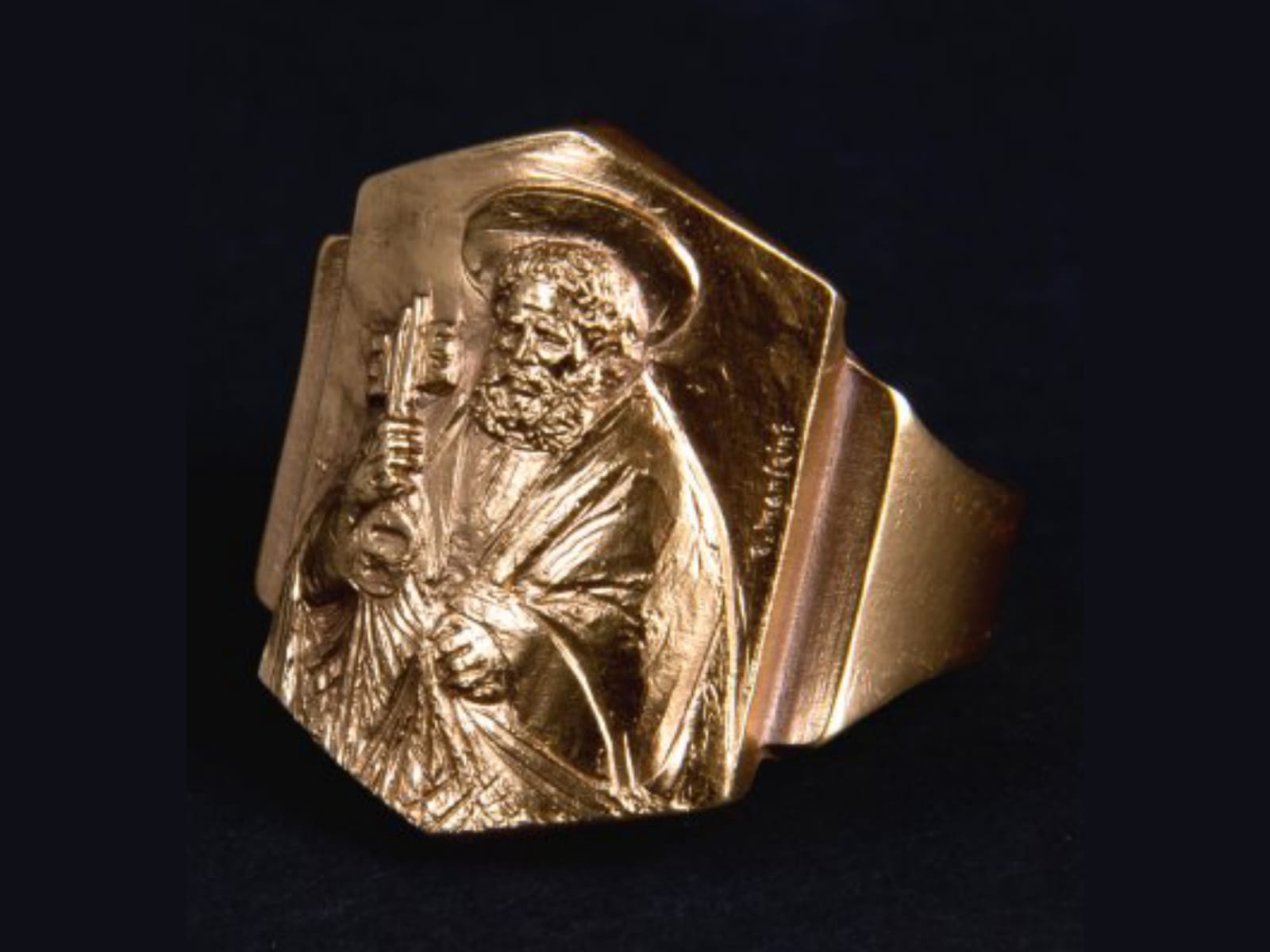 L’Anello del Pescatore, simbolo millenario tra potere, fede e mistero ...